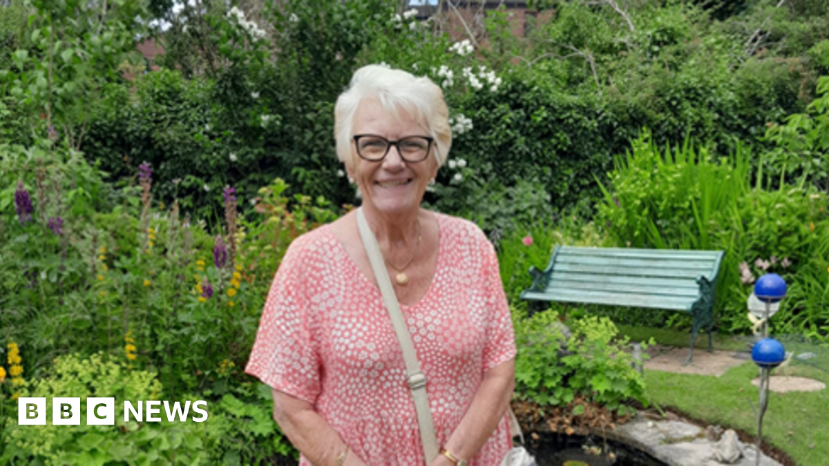 Tributes to Trentham nan who died in three-car crash - BBC News