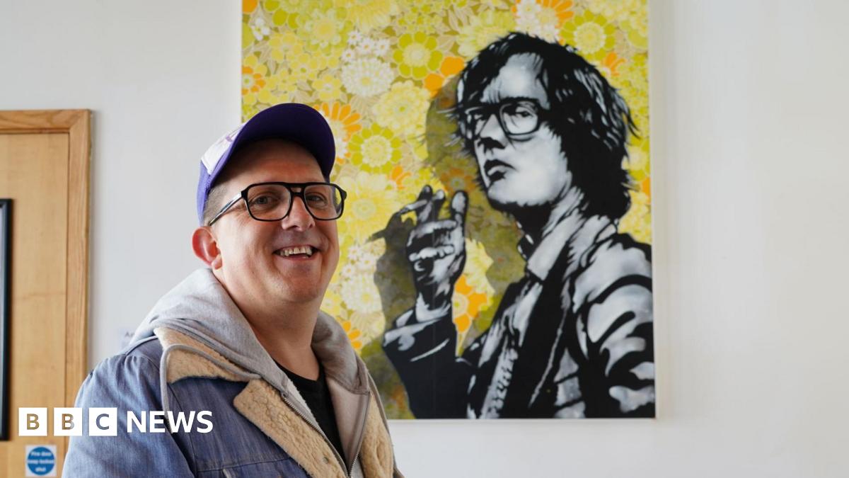 Sheffield artist learns to draw with other hand after stroke - BBC News