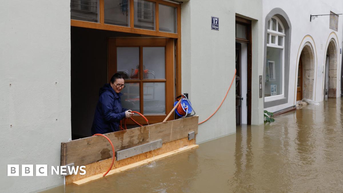 Germany's deadly floods spread along Danube - BBC News