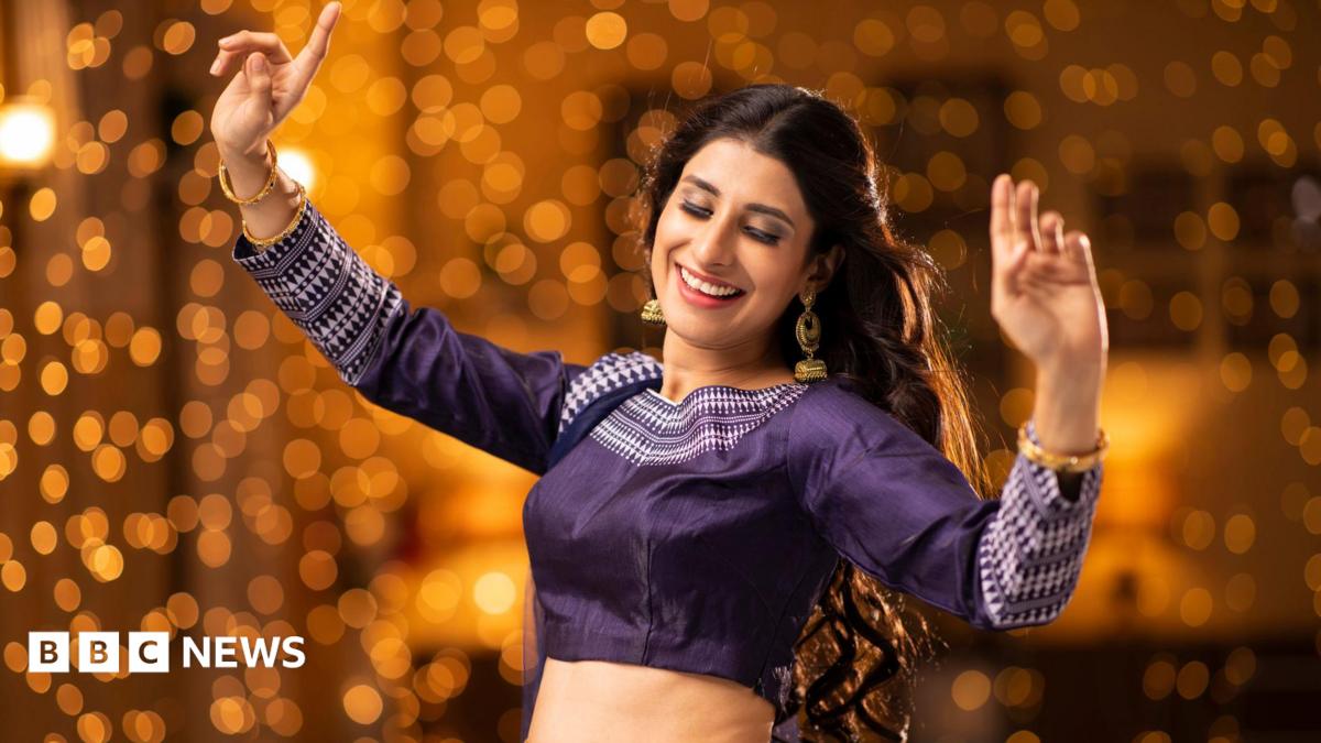 Wolverhampton auditions for South Asian dance contest - BBC News