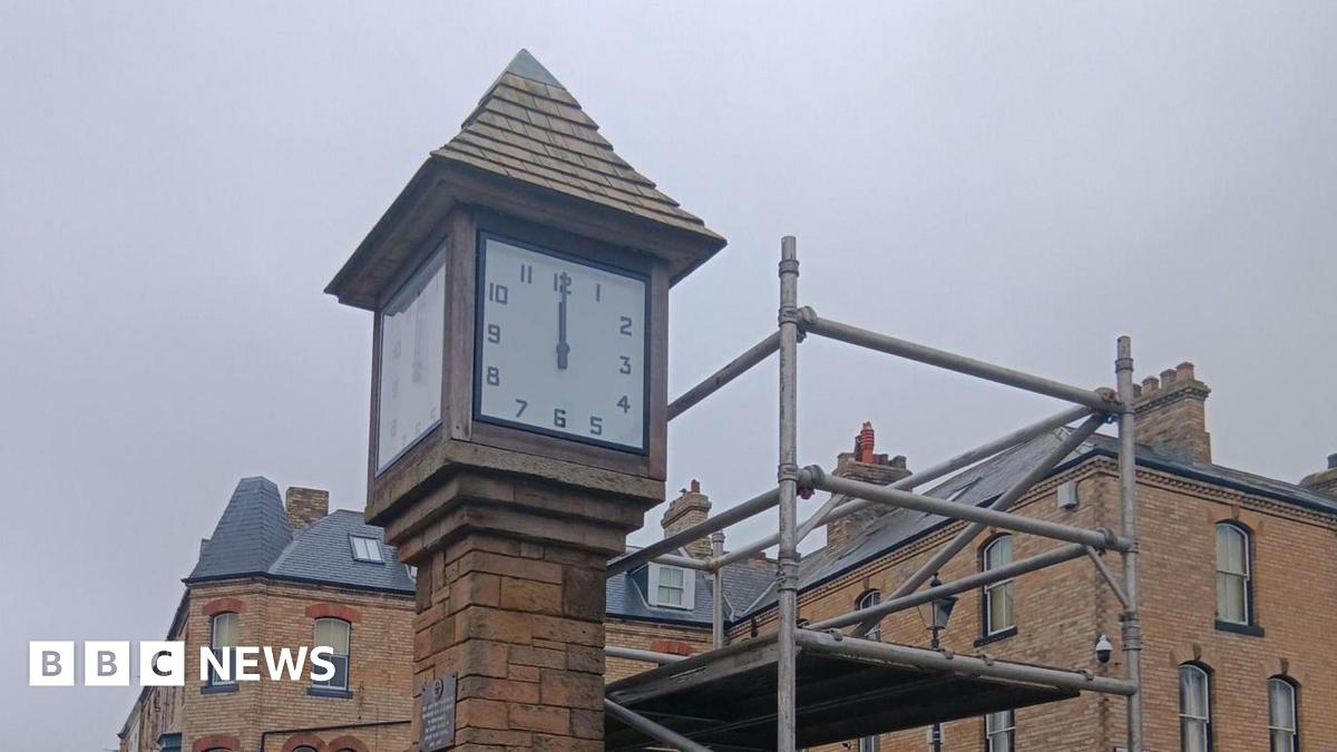 'Wonderful' Saltburn town clock fully restored by council - BBC News