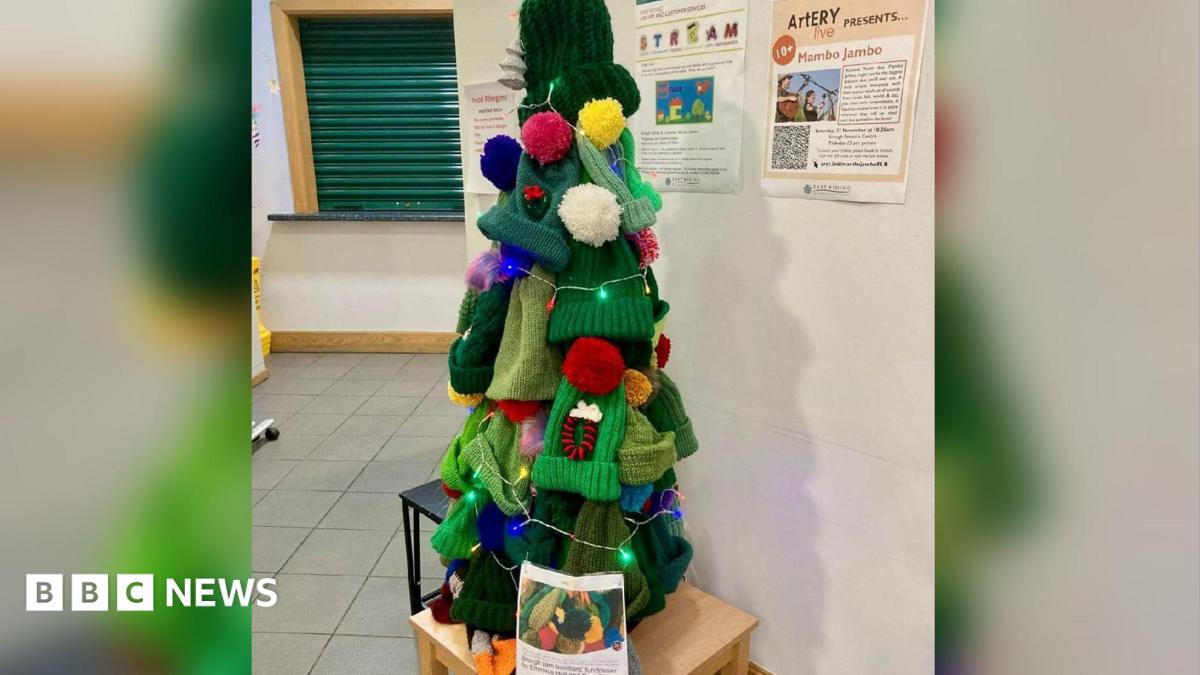 Brough: 'Christmas tree' of woolly hats helps homeless - BBC News