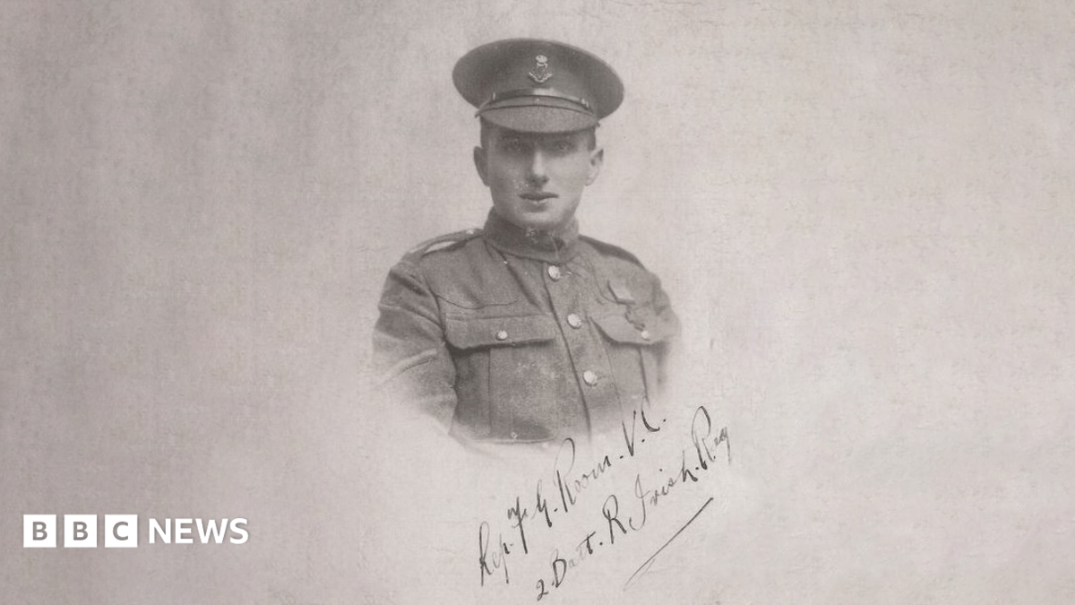 WWI: Victoria Cross hero gets blue plaque 107 years on - BBC News