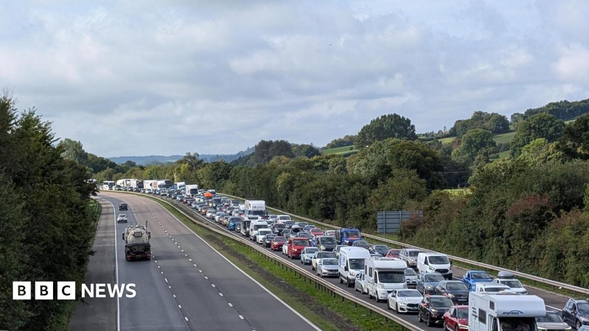 M5 lane in Devon remains closed after resurfacing overruns - BBC News