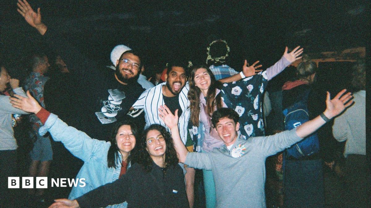Generation lonely: The group helping young people make friends - BBC News