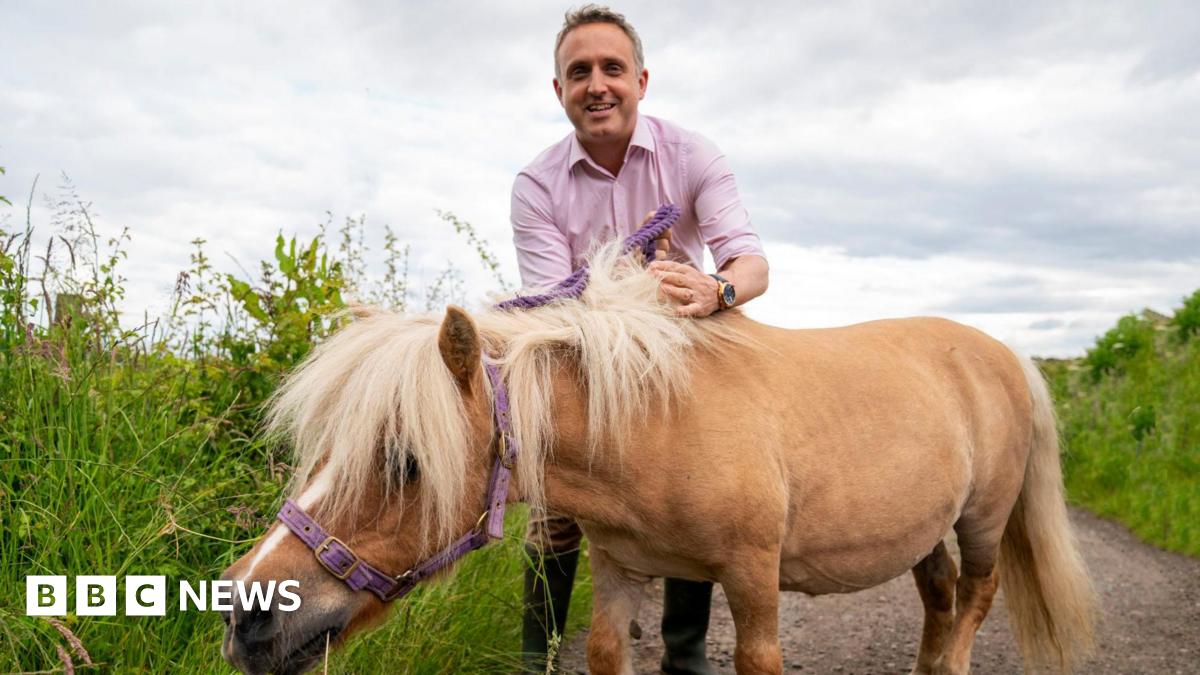 Scottish Lib Dems unveil election manifesto - BBC News