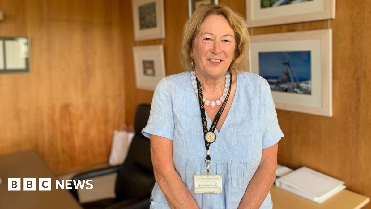 Cornwall must stand alone in devolution says council leader - BBC News
