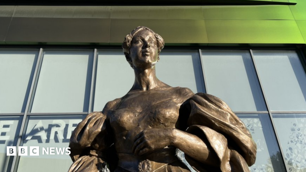 Statue of computing pioneer Ada Lovelace installed in Hinckley - BBC News