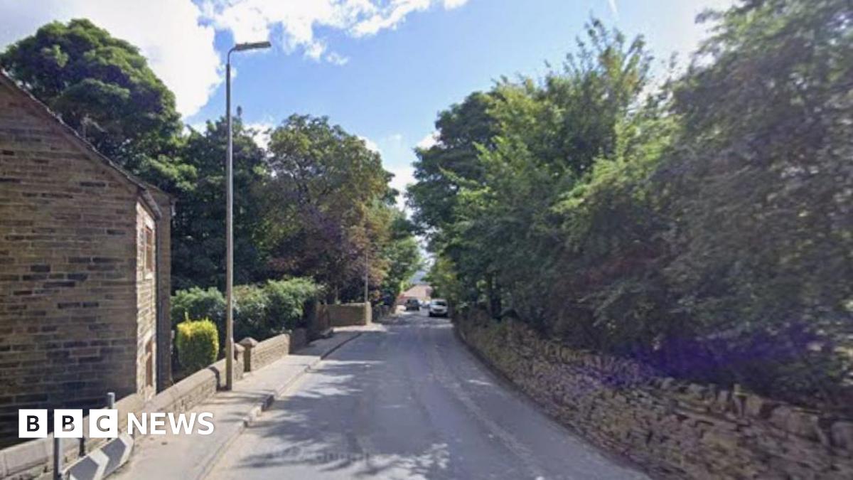Motorcyclist, 78, killed in multi-vehicle crash at Southowram - BBC News