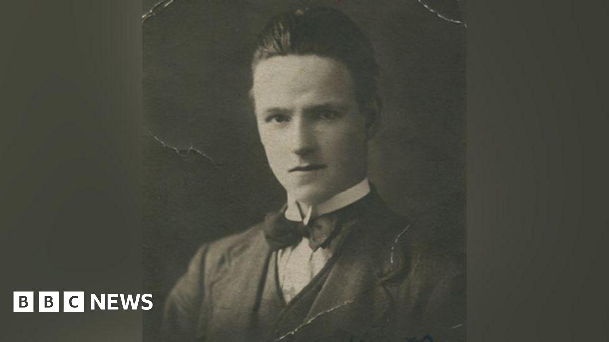 Liverpool firefighter who died in blitz blaze honoured - BBC News