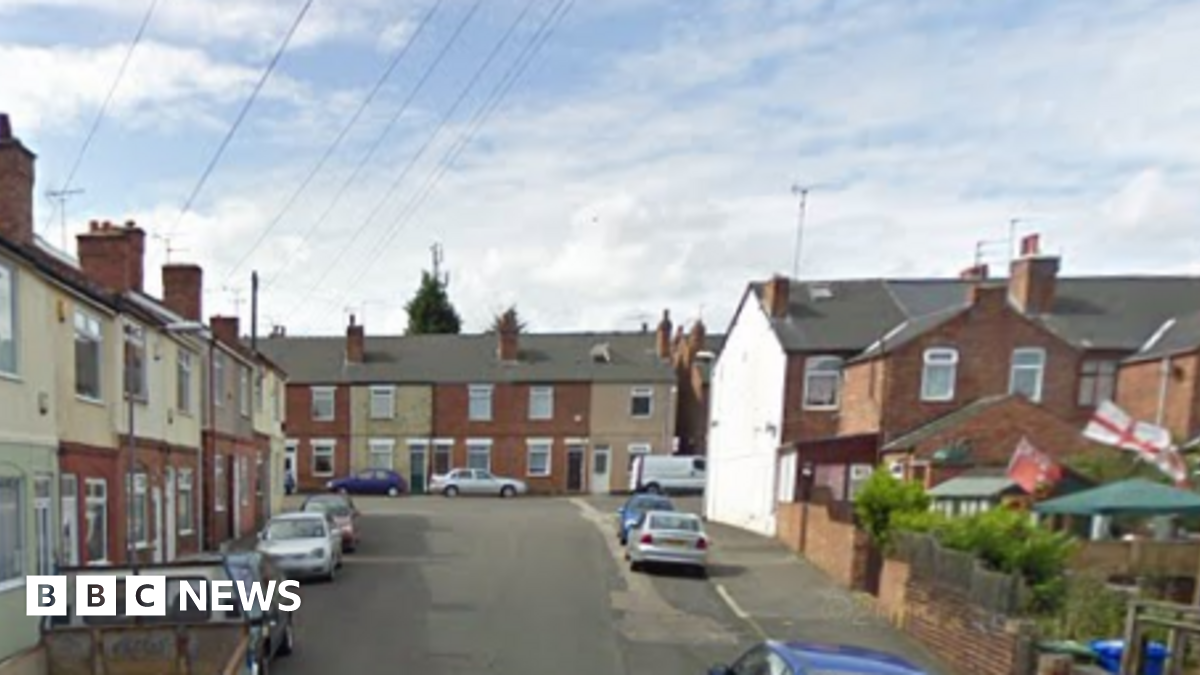 Warsop: F﻿our arrested after street fight - BBC News