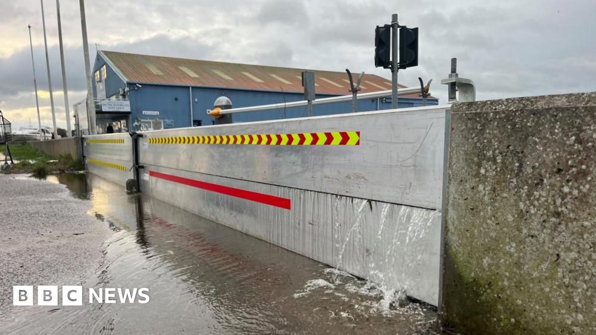 Potter Heigham flood gates exercise planned to protect community - BBC News