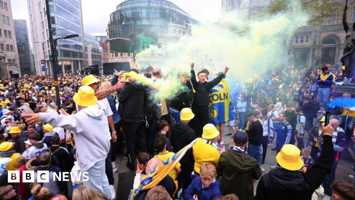 Leeds United promotion parade sees thousands pack city centre - BBC News