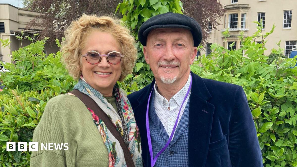 Ian Holloway speaks out about family's hearing loss - BBC News
