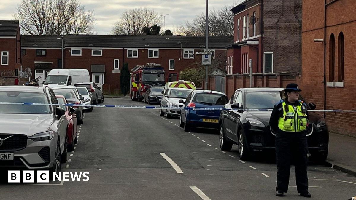 Girl, 4, dies after suspected arson attack at house - BBC News