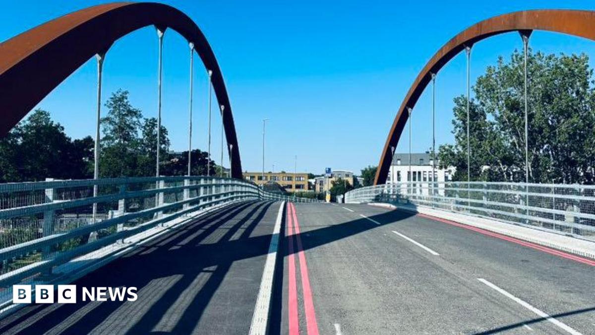 Chelmsford city centre bridge given its official opening - BBC News