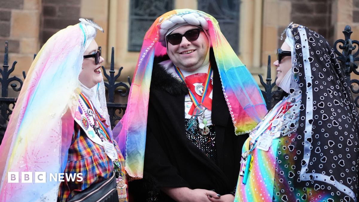 Janey Godley has colourful comedy send-off at funeral in Glasgow - BBC News
