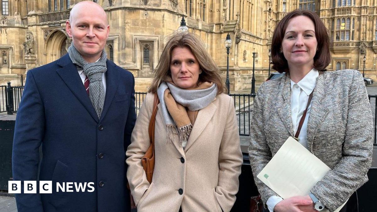 Parents 'have a right to dead children's social media accounts' - BBC News