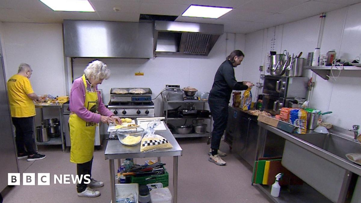 Hundreds expected at Manchester homeless charity at Christmas - BBC News