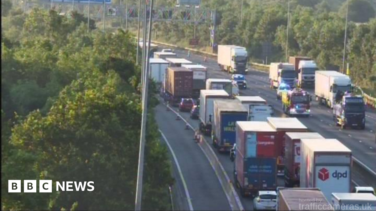 M25 Waltham Abbey crash leaves one person with serious injuries - BBC News