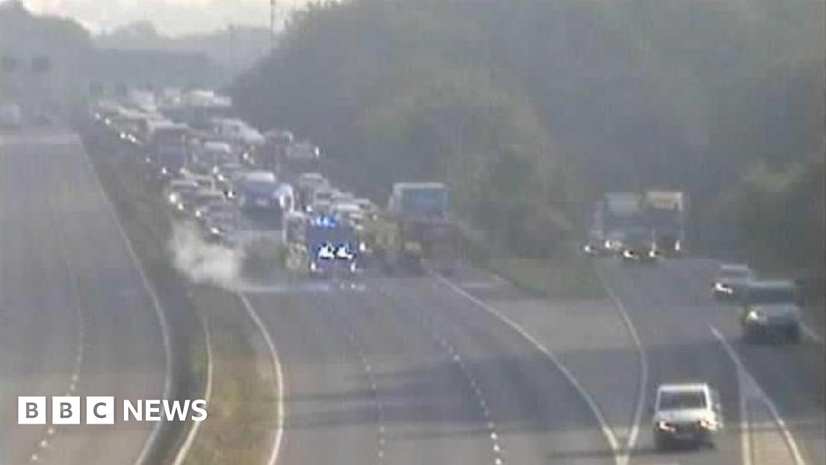 Kent: M25 lanes reopen following car fire - BBC News