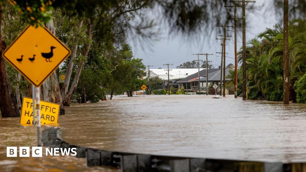 Australia: Four dead, several missing in record NSW floods - BBC News