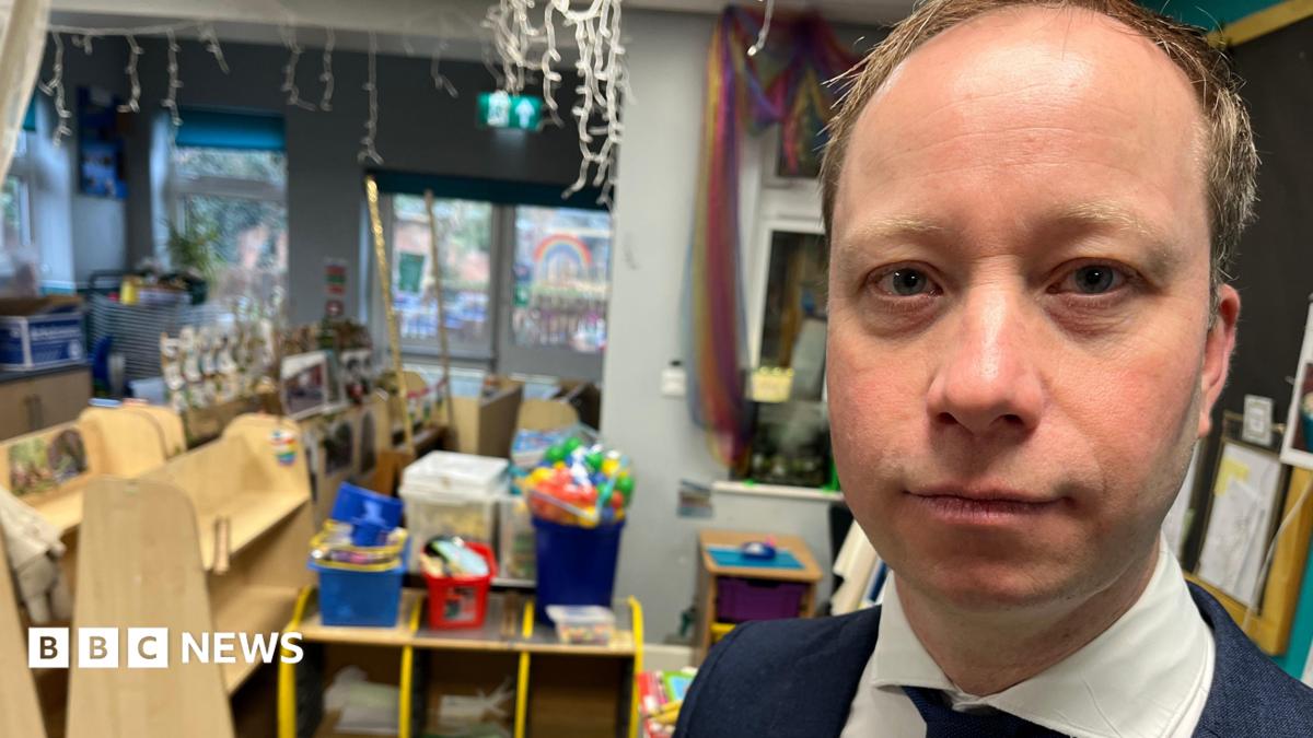 Rearsby: Head teacher 'disheartened' as floods keep school shut - BBC News