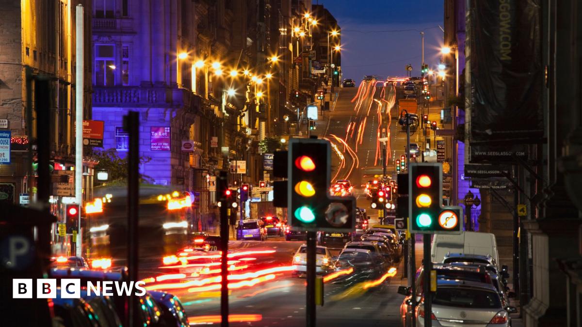 Glasgow parking charges to be extended until 10pm - BBC News