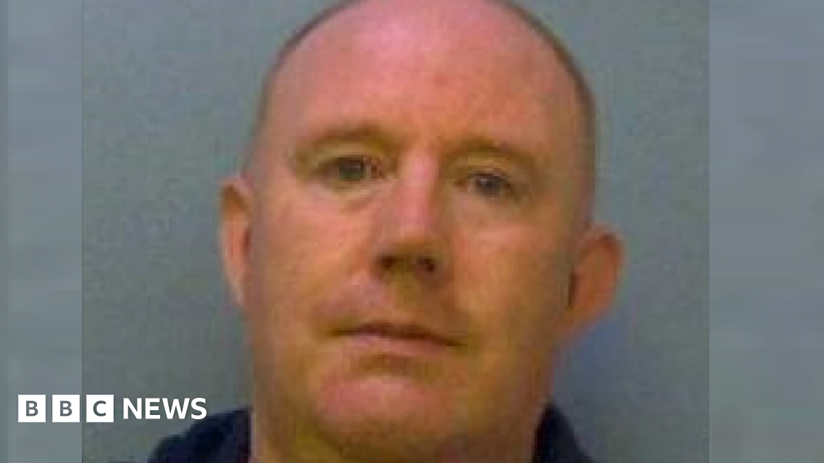 Nicholas Brock: Bullingdon inmate threatened to shoot officer - BBC News