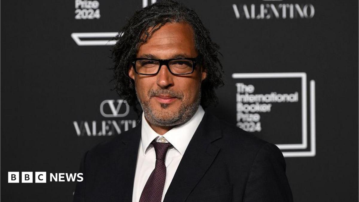 David Olusoga to receive Newcastle University honorary degree - BBC News