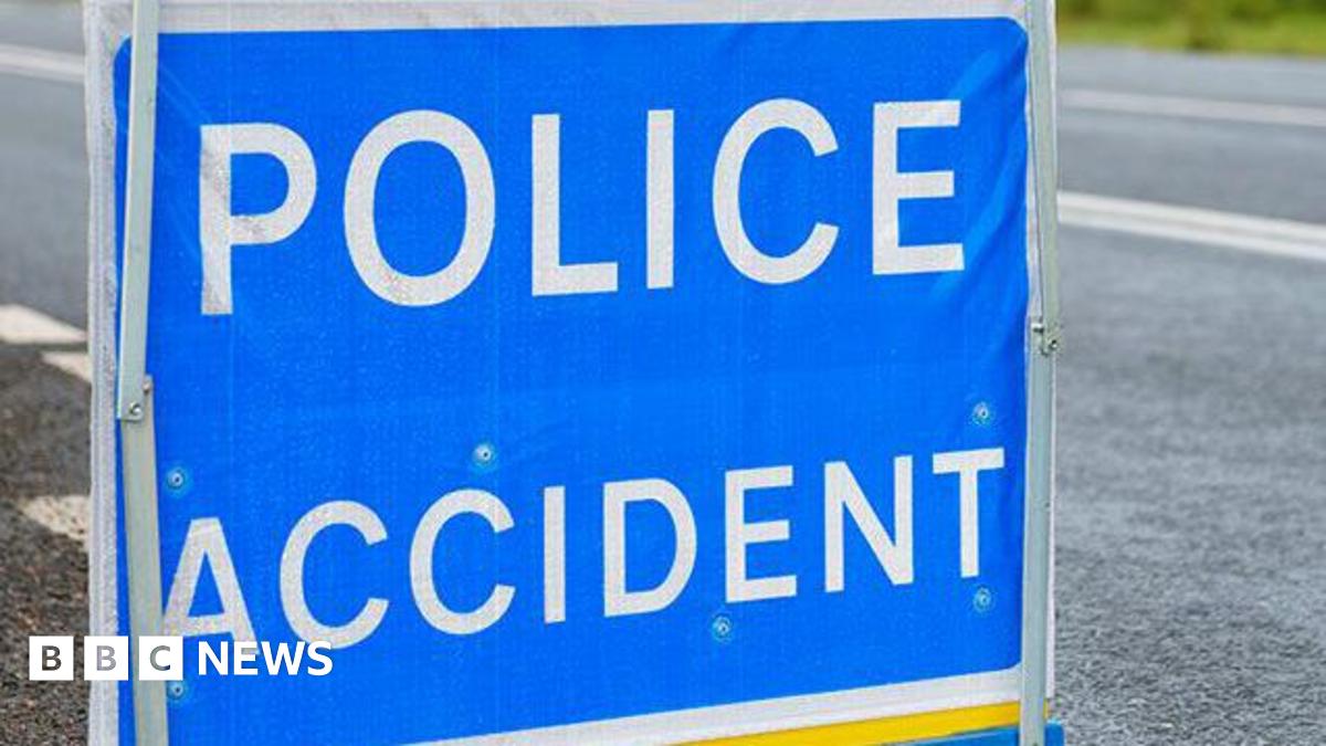 Three taken to hospital after A90 crash near Fordoun - BBC News