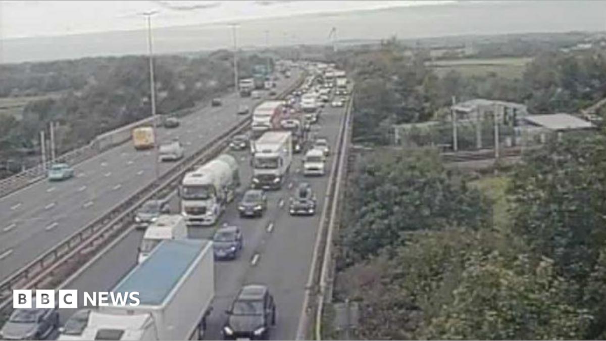 M62 police incident sees rush hour traffic jams - BBC News