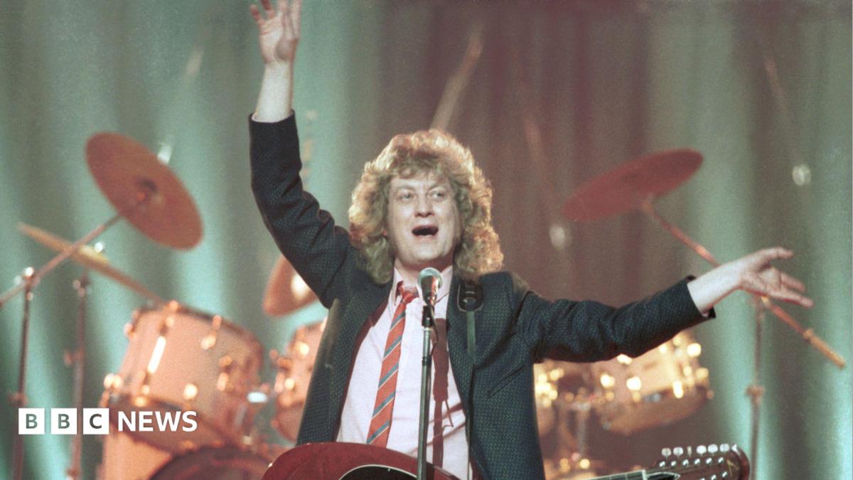 Noddy Holder 'avoids restaurants on Christmas' due to Slade song - BBC News