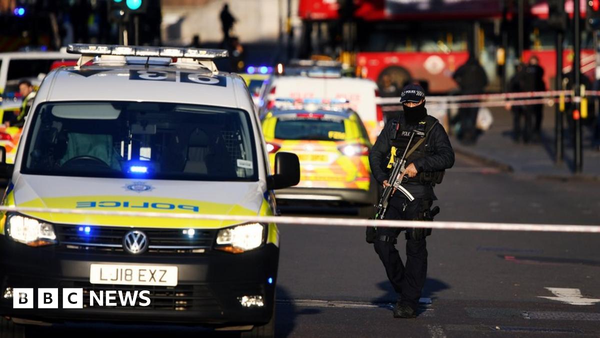 London Bridge: Two killed in stabbing attack - BBC News