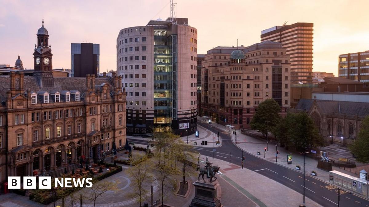 Leeds: Bank of England to increase staff in city from 70 to 500 - BBC News