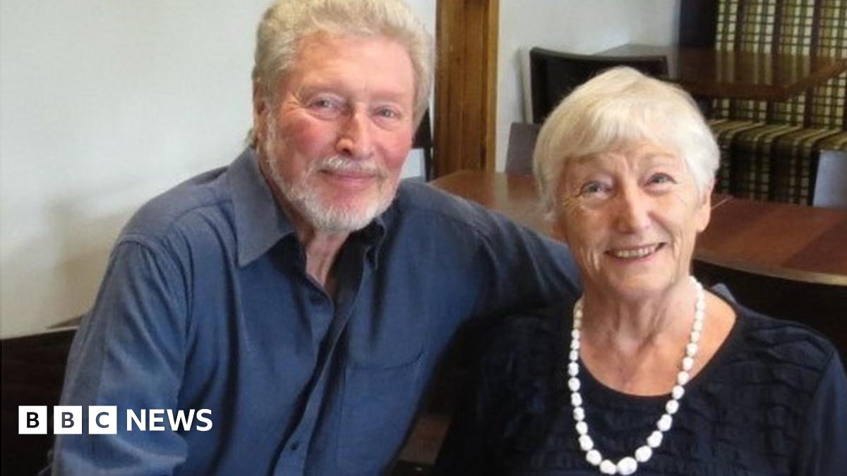 Tilehurst crash: Tribute to couple, 84, struck and killed - BBC News