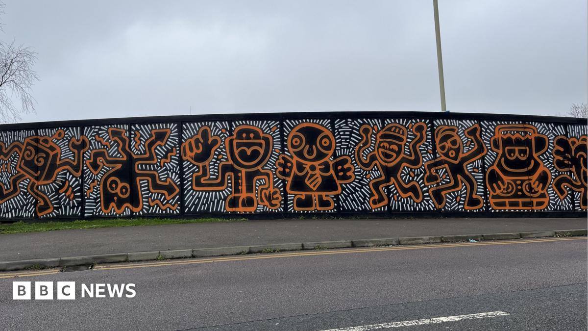 Mr Doodle: Artist unveils new work at Ashford junction - BBC News