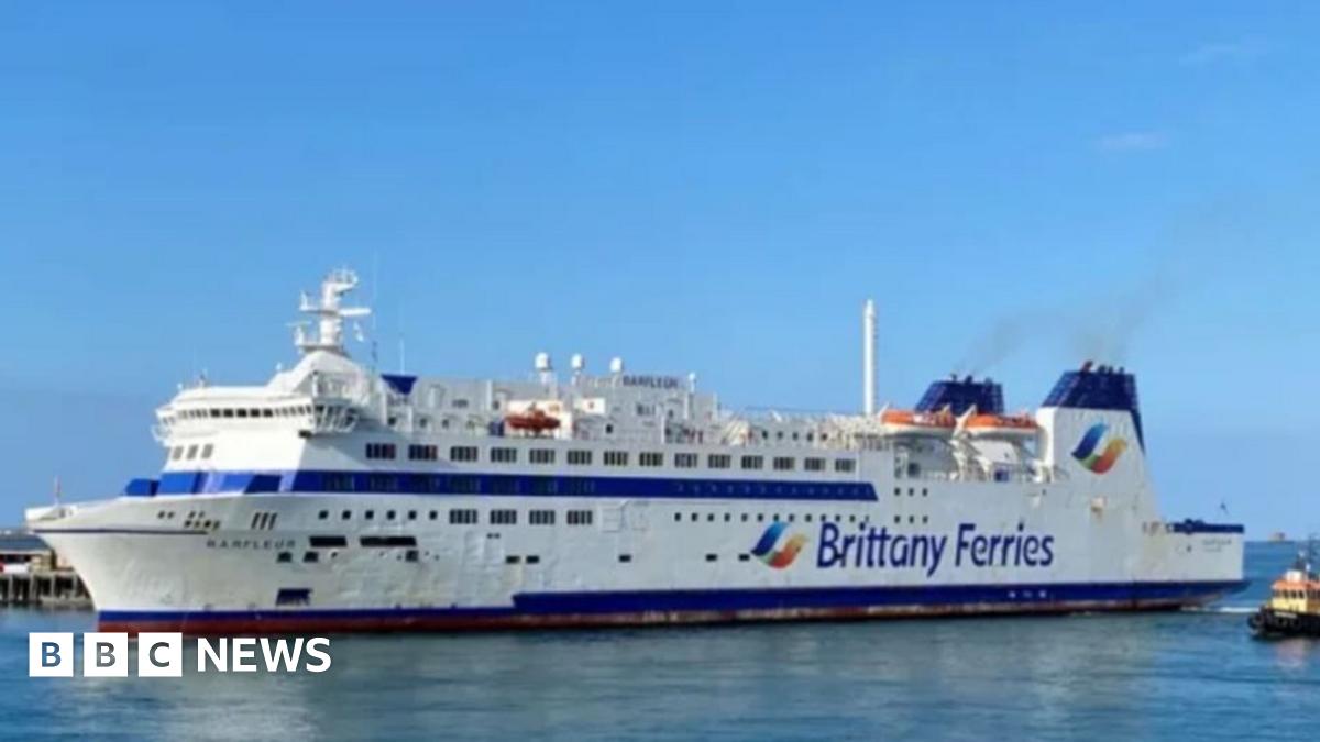 Guernsey signs 15-year contract with Brittany Ferries - BBC News