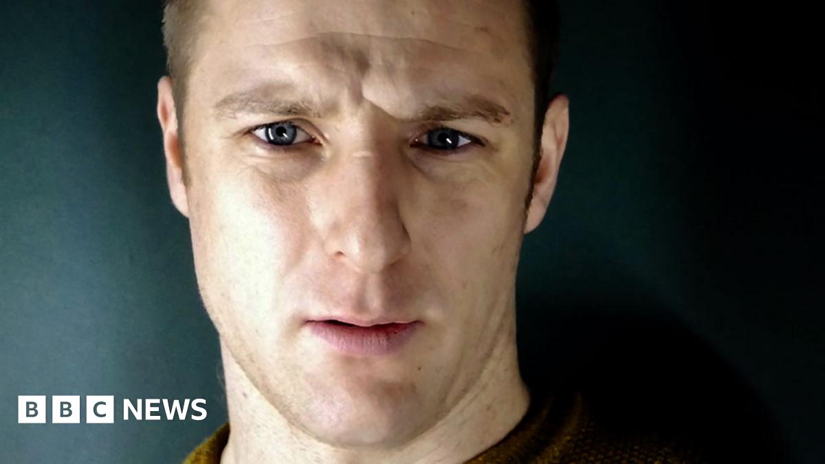 The actor who was really stabbed on stage - BBC News