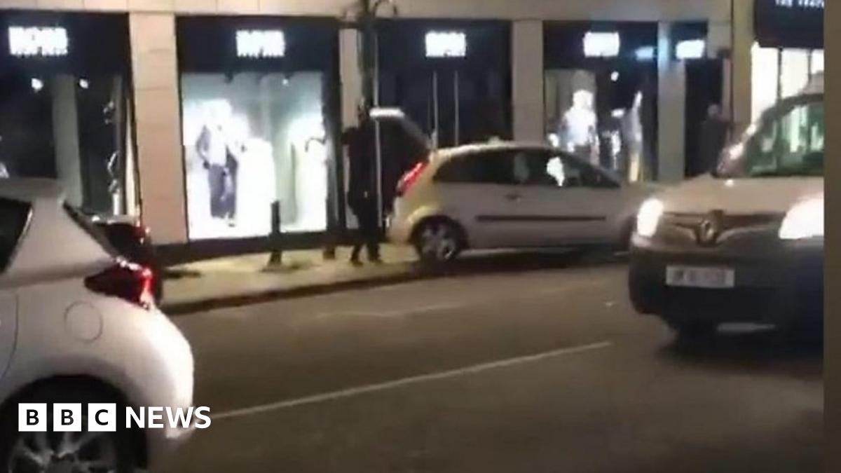 Robbers target Leeds Hugo Boss store - BBC News