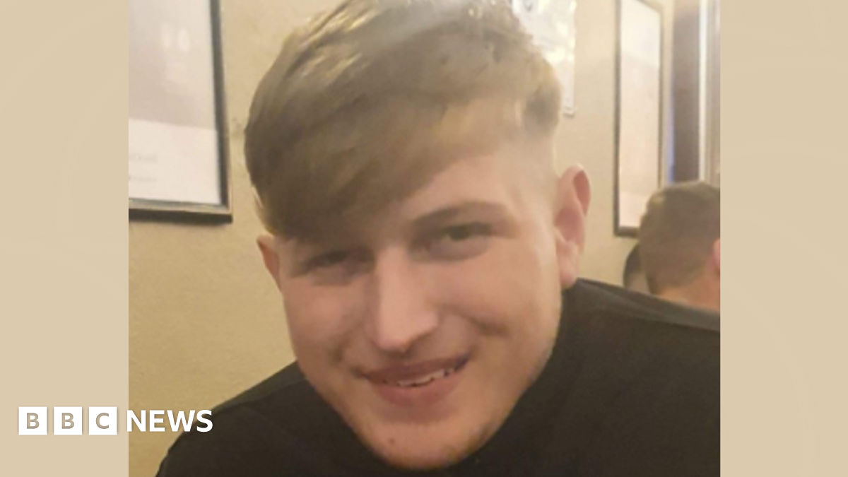 Conwy: A55 crash victim Robert Adams' 'heart of gold' - BBC News