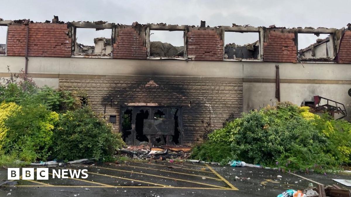Barton: Blaze destroys former Humber Bridge Country Hotel - BBC News