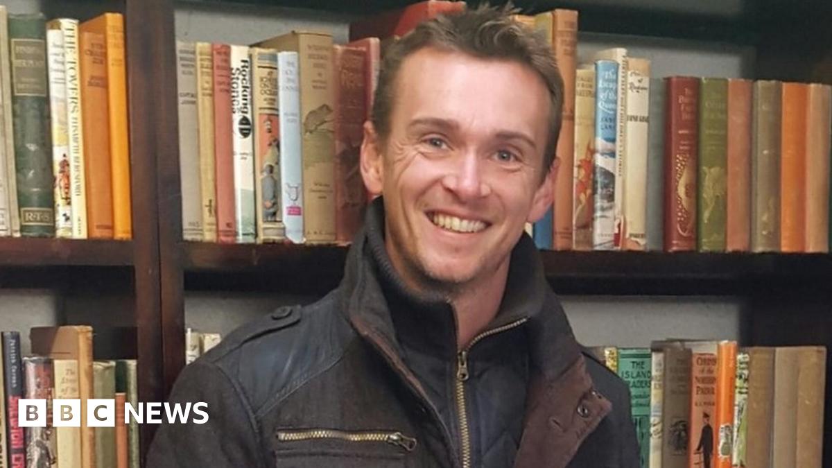 James Nash shooting: Children's author and councillor dies - BBC News