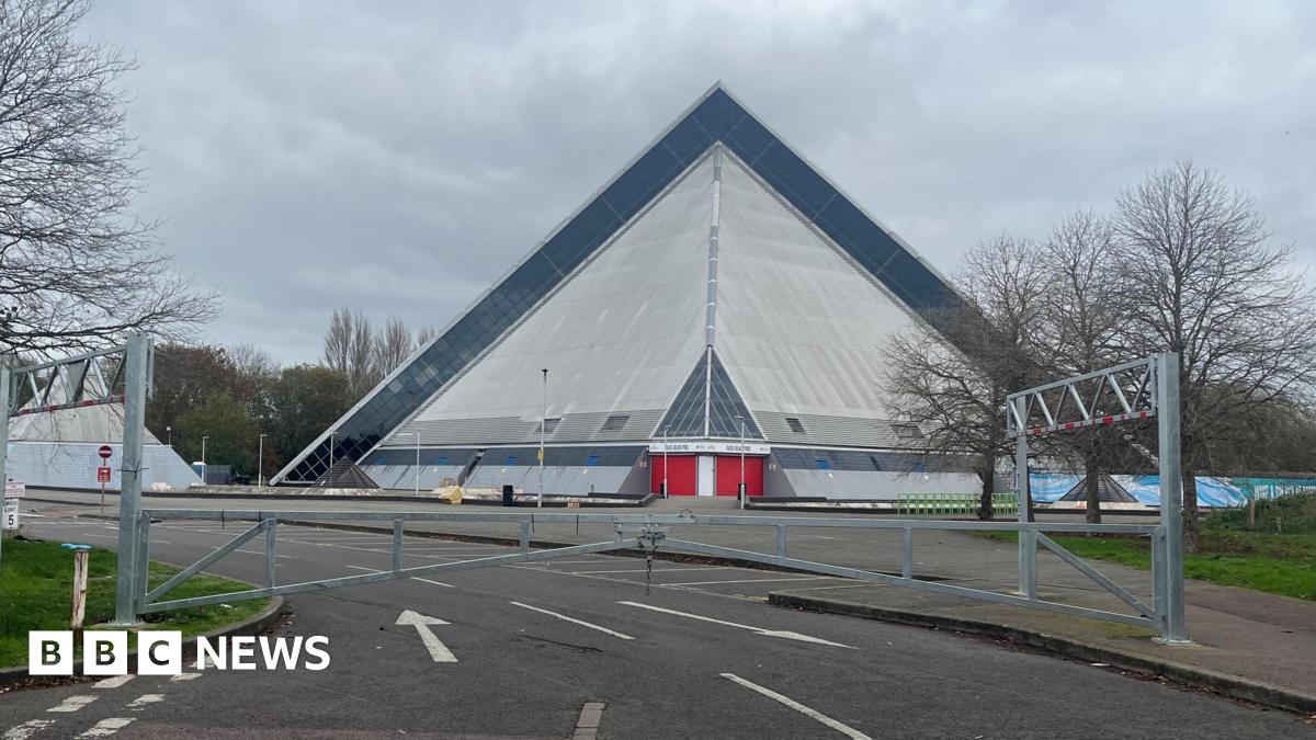 Oasis: Bedford pool set to close despite £338k of renovations - BBC News