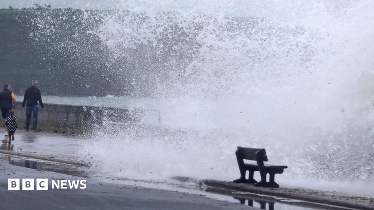 Storm Ellen: Warnings issued ahead of strong wind and rain - BBC News