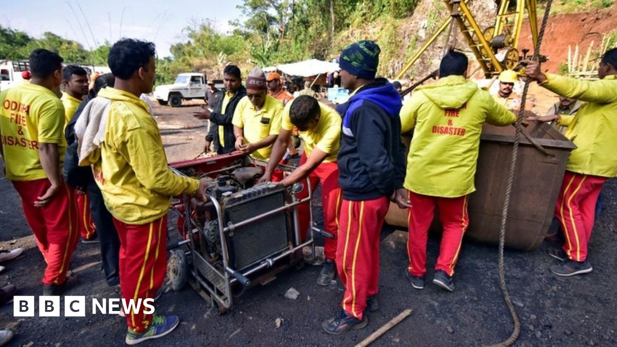 Indian miners: Navy divers deployed in rescue bid - BBC News