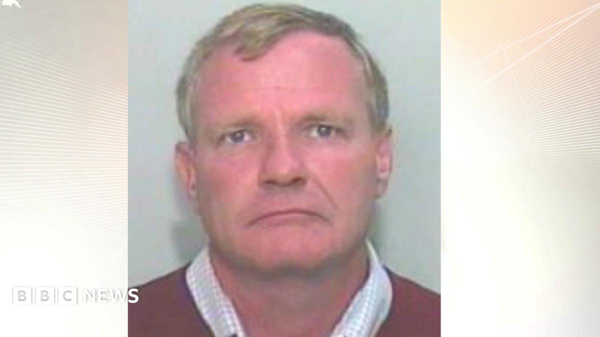 Canvey Island murder: Police release photo of man they want to speak to ...