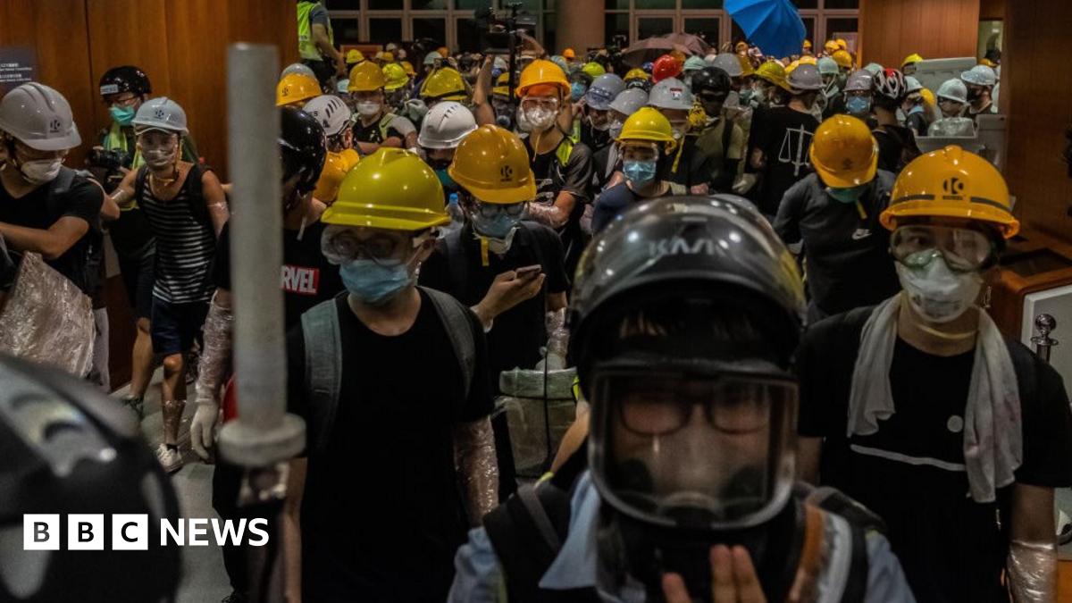 Hong Kong: Actor Gregory Wong among 12 jailed over 2019 protest - BBC News