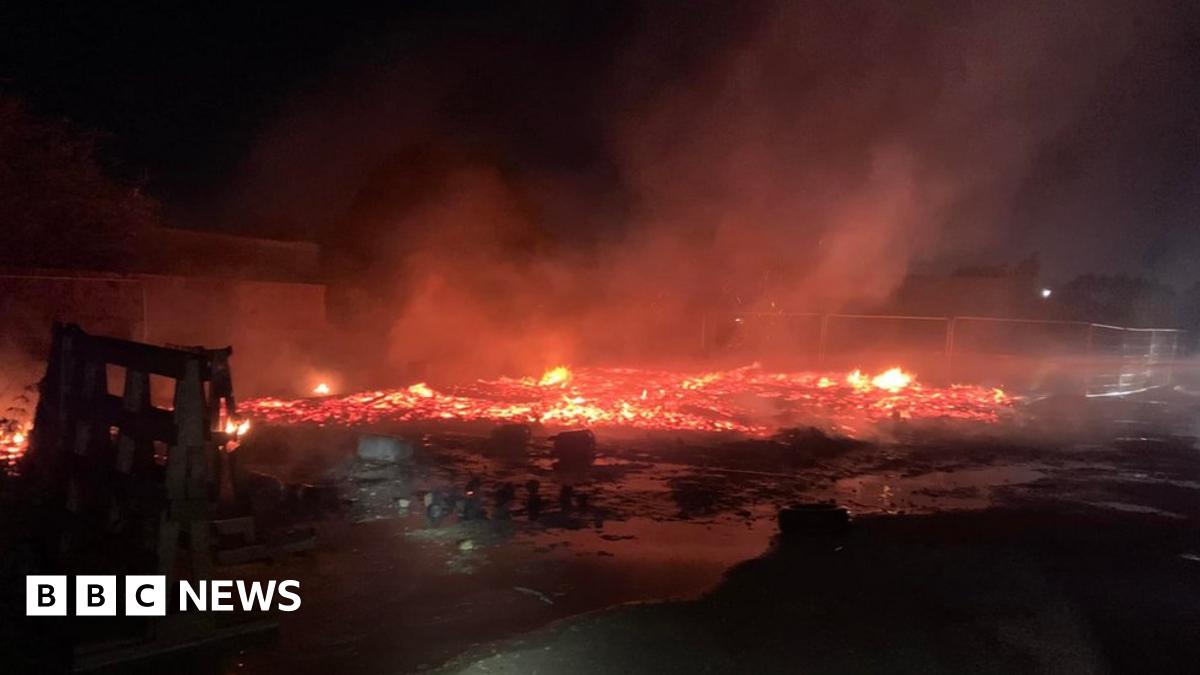 Kidlington: Fire crews tackle blaze involving gas cylinders - BBC News