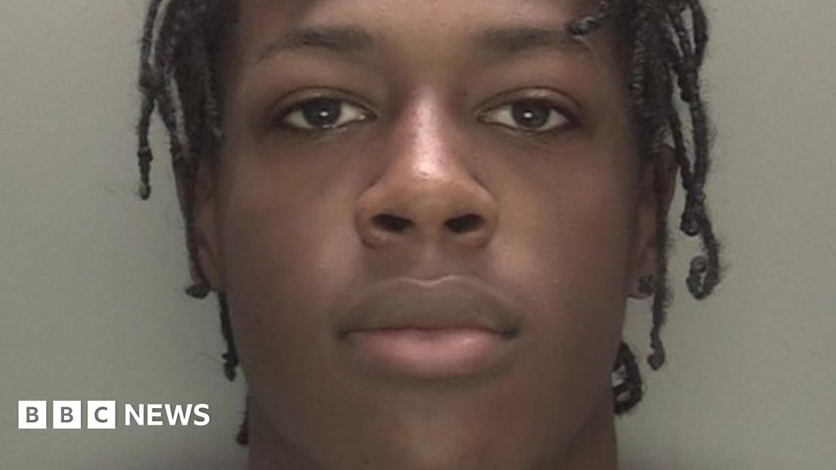 Man guilty of Smethwick shopping centre stab murder - BBC News